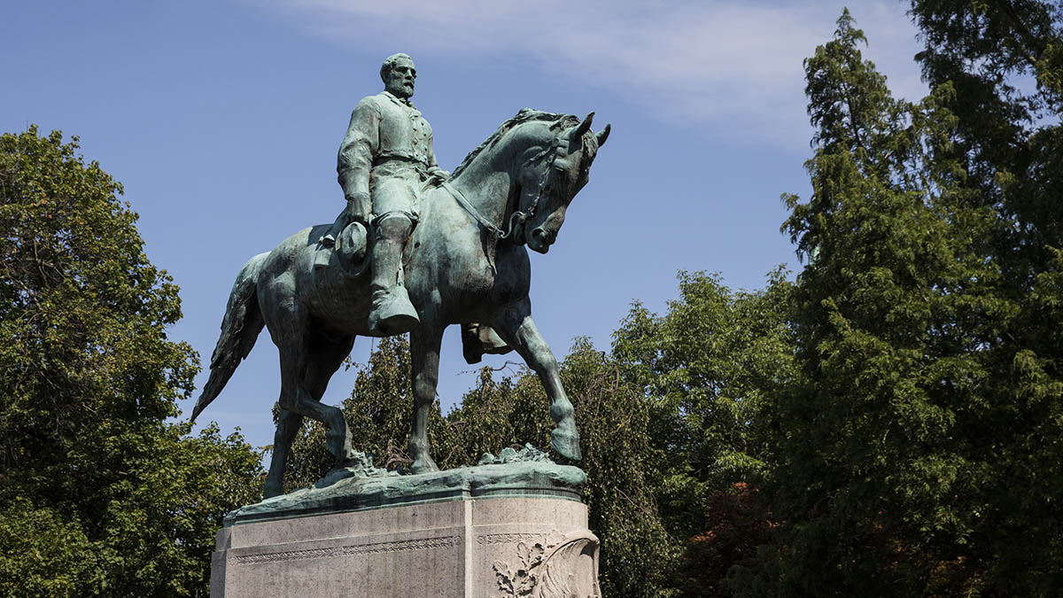 See It: Robert E. Lee Statue Removed in Charlottesville – NBC4 Washington