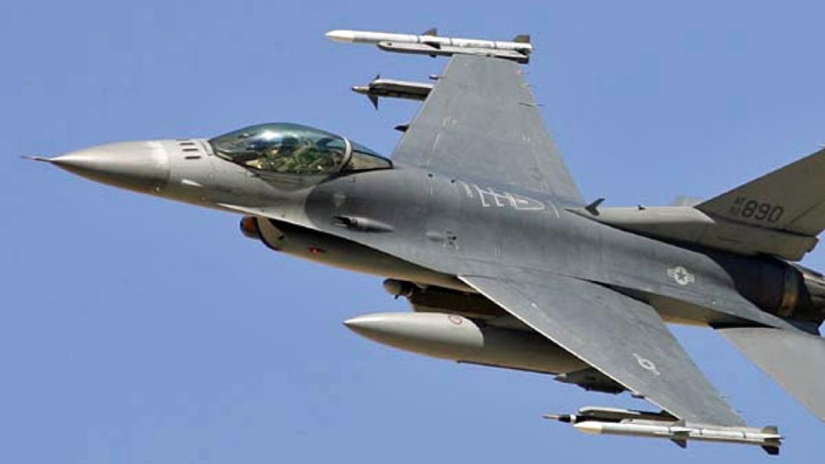 US will train Ukrainian pilots to fly F-16s at Air National Guard base ...