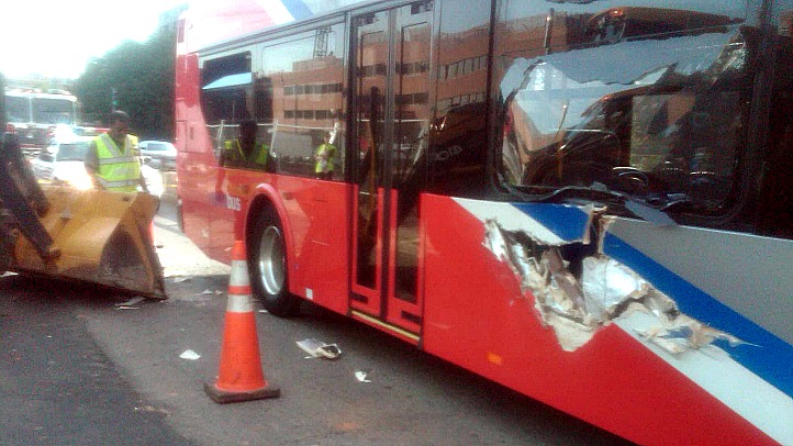 Several Metrobus Riders Injured in Crash – NBC4 Washington
