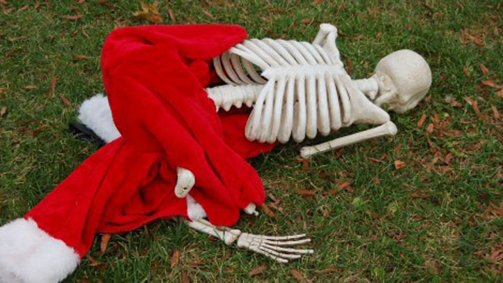 Skeleton Santa Loses Its Legs – NBC4 Washington