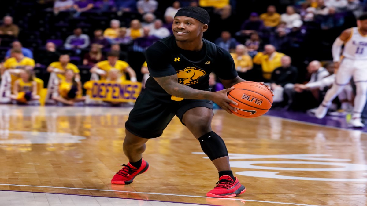 UMBC’s 5-Foot-2 Point Guard Darnell Rogers Enters the NCAA Transfer ...