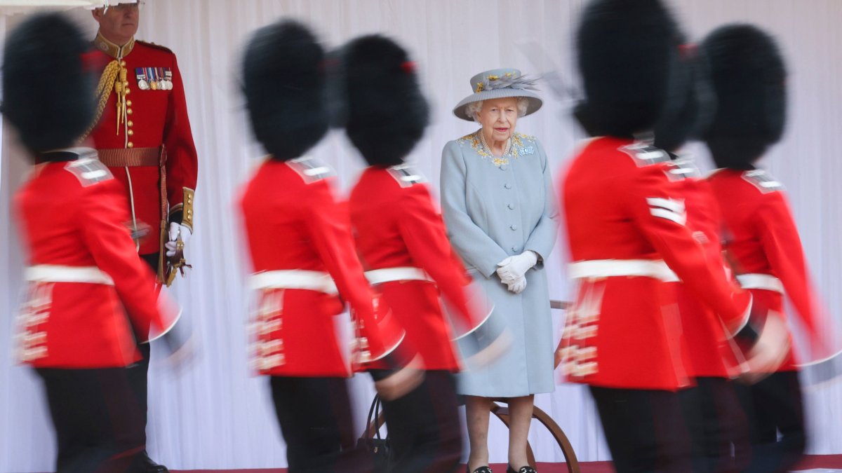 After Charming Leaders, Queen Elizabeth Sits Back for Parade – NBC4 ...