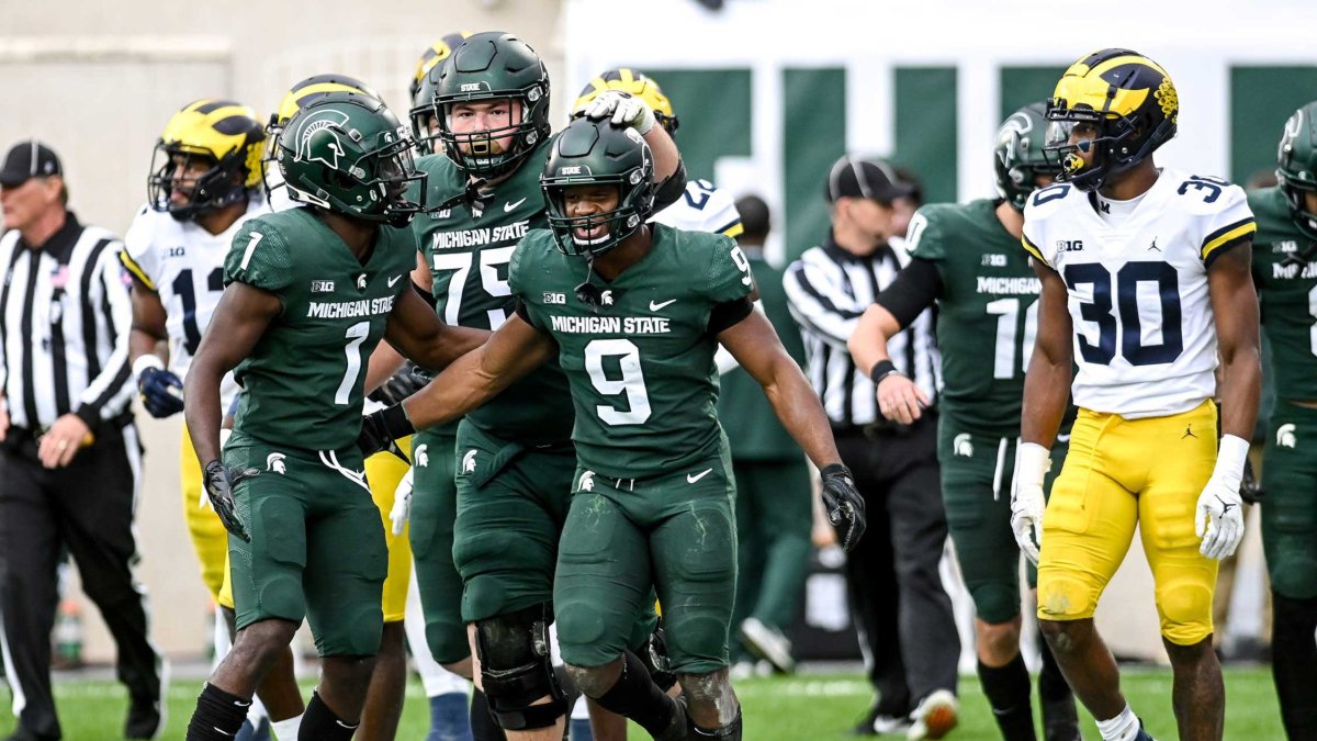 Kenneth Walker III Powers No. 8 Michigan State Past No. 6 Michigan ...