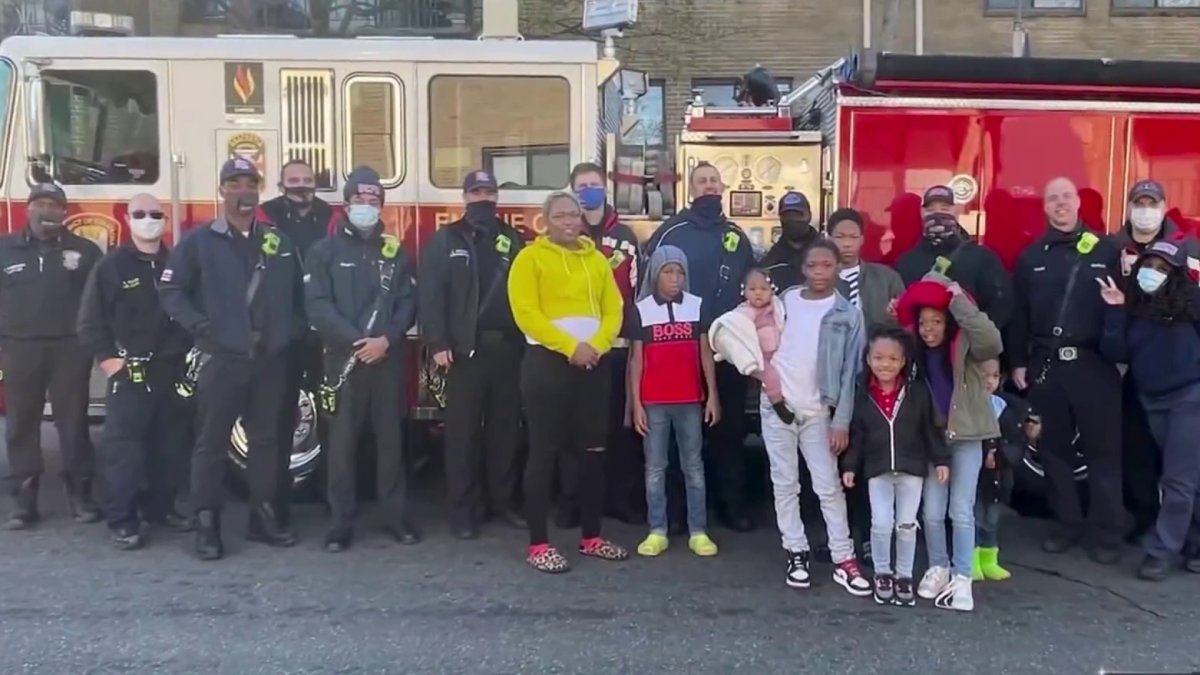 DC Firefighters Provide Thanksgiving Feast for Single Mother of 7 ...