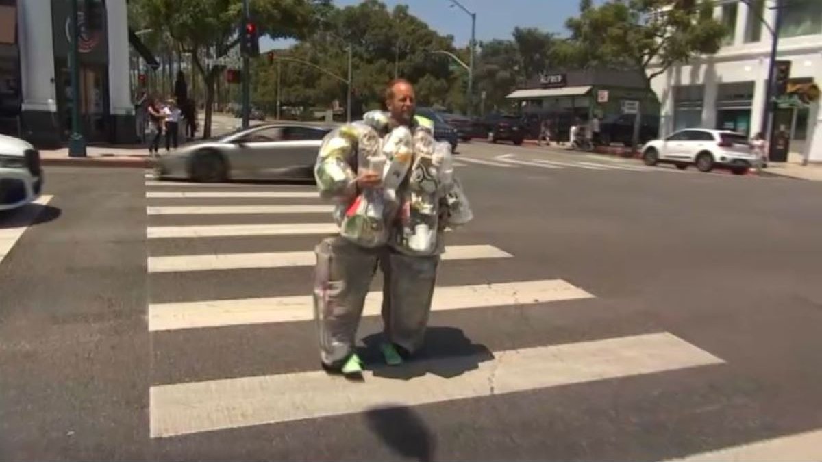 Activist in Beverly Hills Wears the Trash He Creates in One Month ...