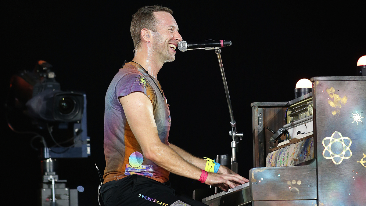 Coldplay’s Chris Martin Duets ‘Swan Song’ With Victoria Canal – NBC4 ...