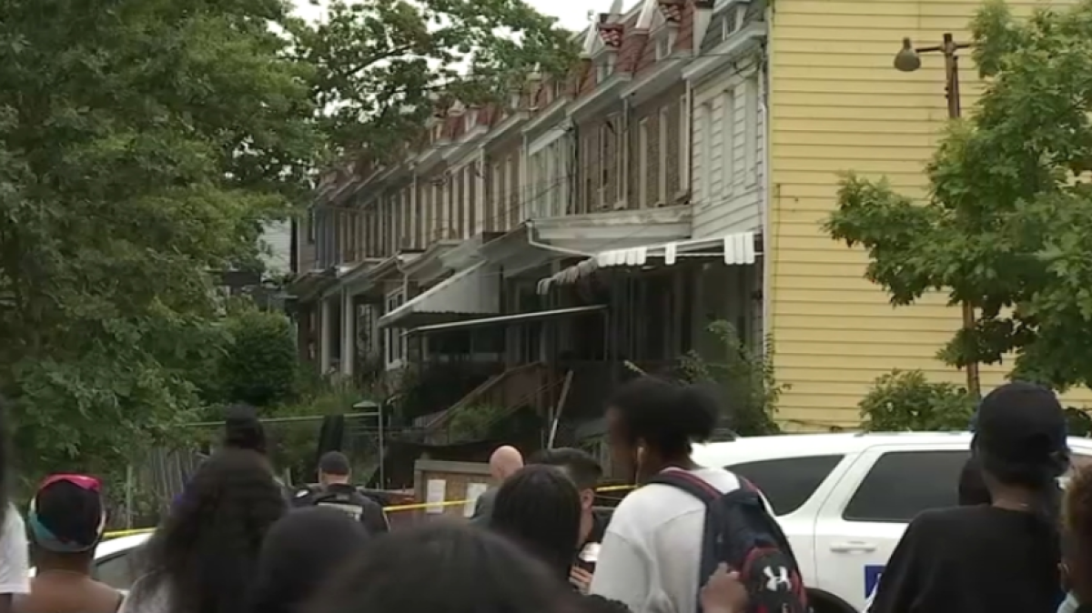 Hourslong DC Police Standoff Ends After Naked Man Hops on Roofs, Swings ...
