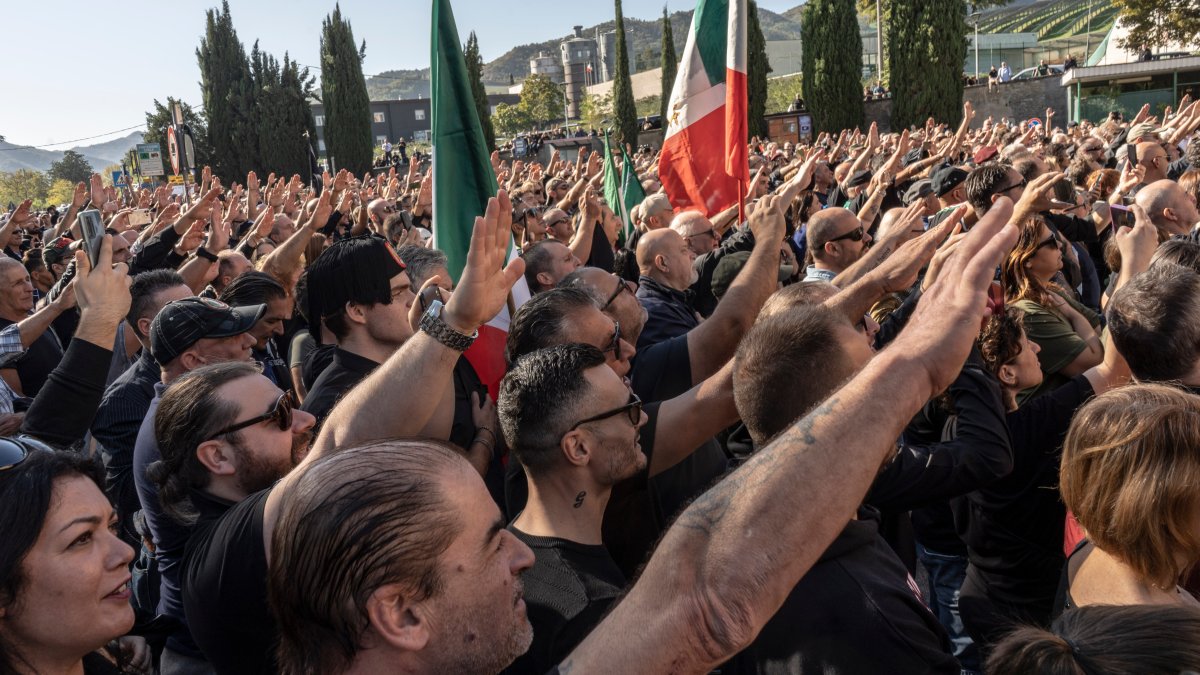 Thousands Turn Out to Commemorate Italy’s Fascist Dictator Mussolini in ...