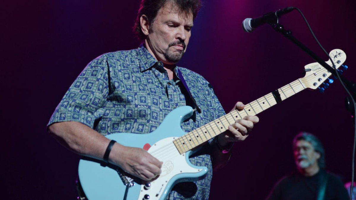 Jeff Cook, Co-Founder of Legendary Country Band Alabama, Dead at 73 ...