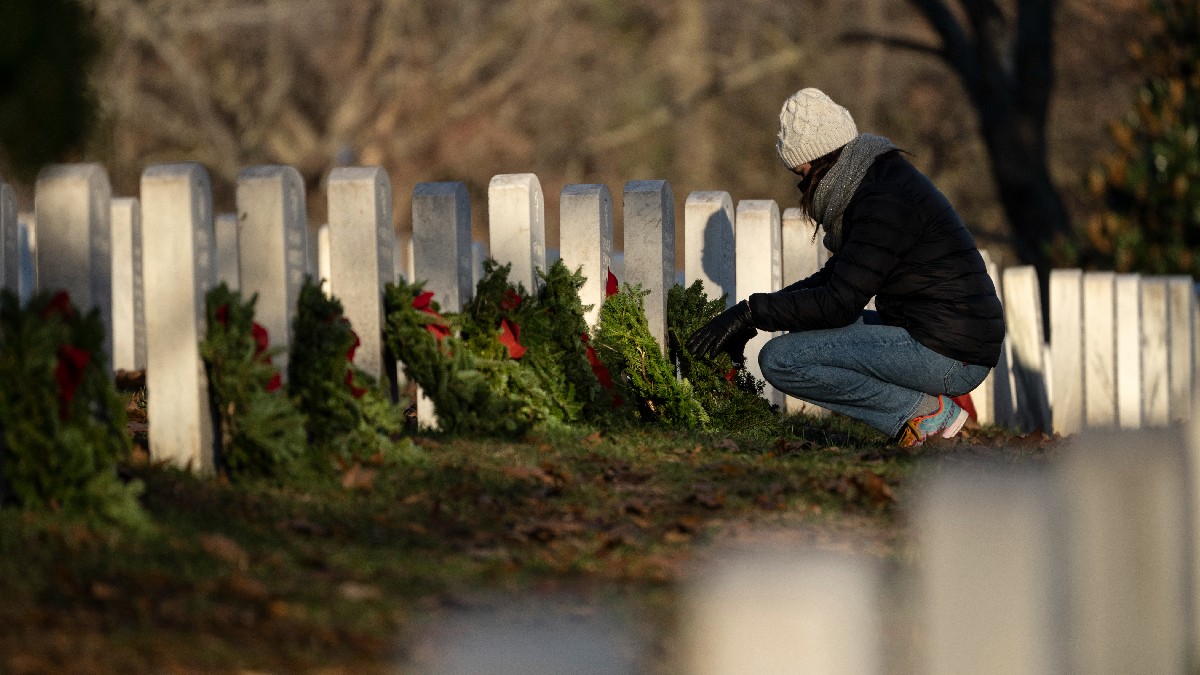 ‘Very Proud Moment’: Volunteers Lay Wreaths to Honor Fallen Soldiers ...