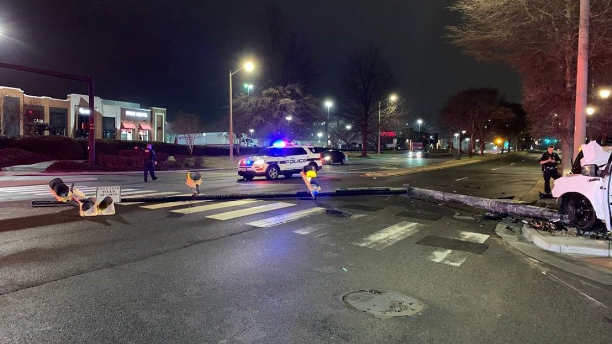 Crash Knocks Down Traffic Light on Richmond Highway – NBC4 Washington