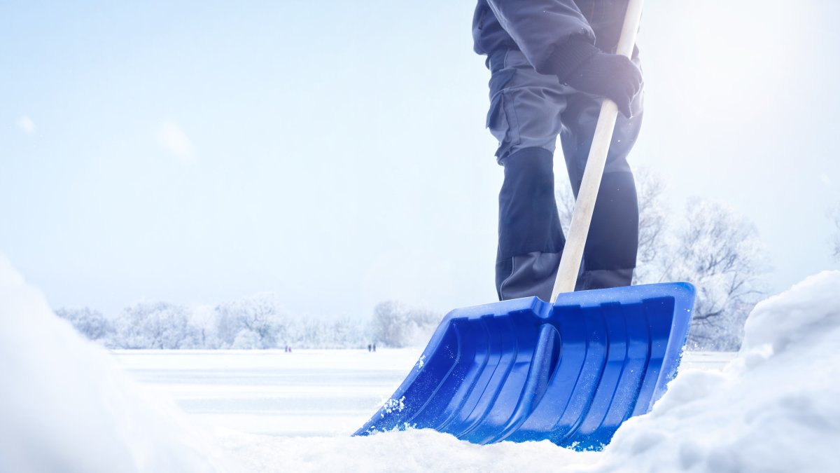 Can shoveling snow cause a heart attack? – NBC4 Washington