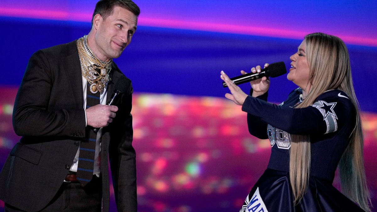 Kelly Clarkson and Kirk Cousins Sing ‘Since You’ve Been Gone’ Tom Brady ... Kelly Clarkson and Kirk Cousins Sing ‘Since You’ve Been Gone’ Tom Brady ...