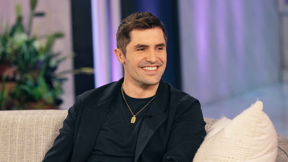 ‘Ted Lasso' Star Phil Dunster Says Girlfriend Caught Him ‘Playing With ...