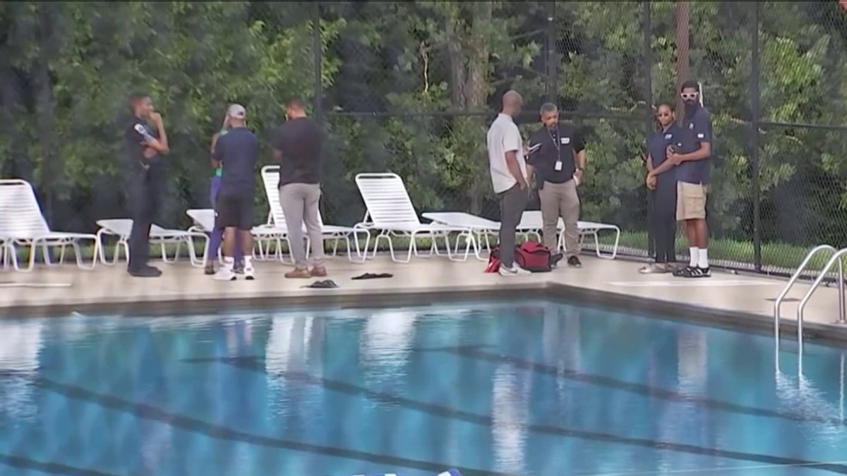 Man Woman Hospitalized After Being Pulled From Dc Pool Unconscious