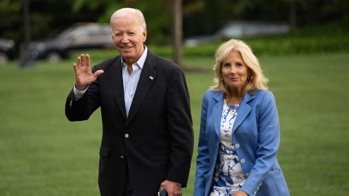 Biden and first lady drop by DC middle school math class to welcome ...