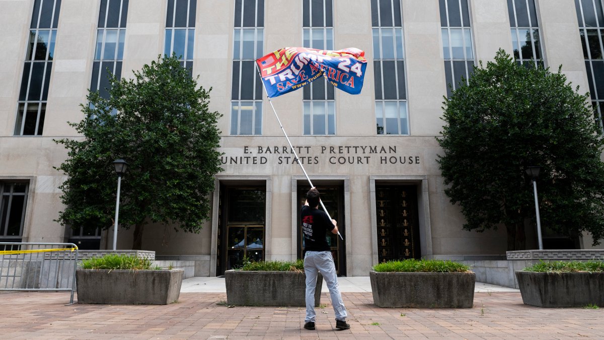 Scenes from the ground: Trump arraigned in DC federal court on election ...