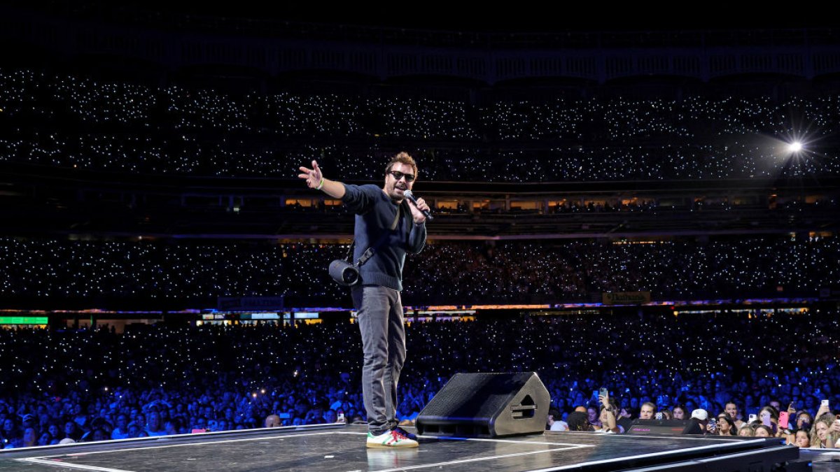 Jimmy Fallon is the ultimate rock star during surprise performance at ...