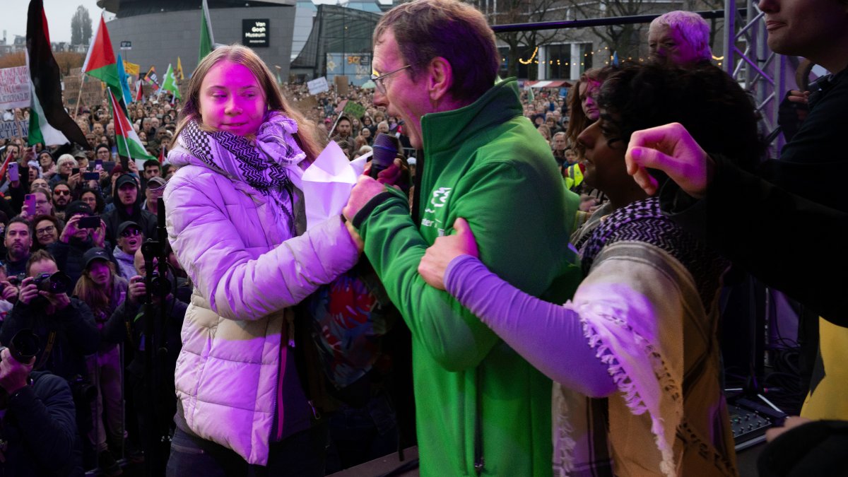 Greta Thunberg brushes off interruption at massive Dutch climate march ...