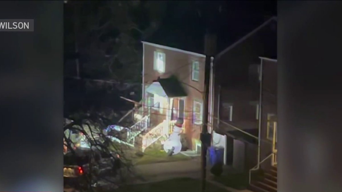 Video: SWAT team tries to coax suspect out of Arlington home before ...