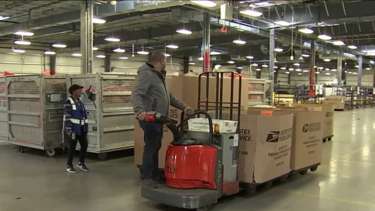 USPS prepares for holiday shipping rush – NBC4 Washington