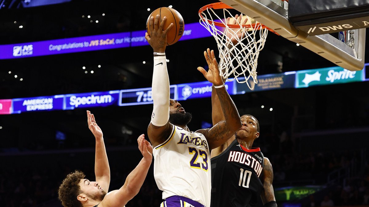 LeBron James hits sublime 360 layup in Lakers-Rockets – NBC4 Washington