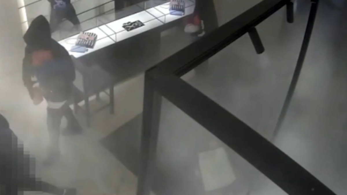 Chanel robbery: Video shows how thieves set off fire extinguisher ...