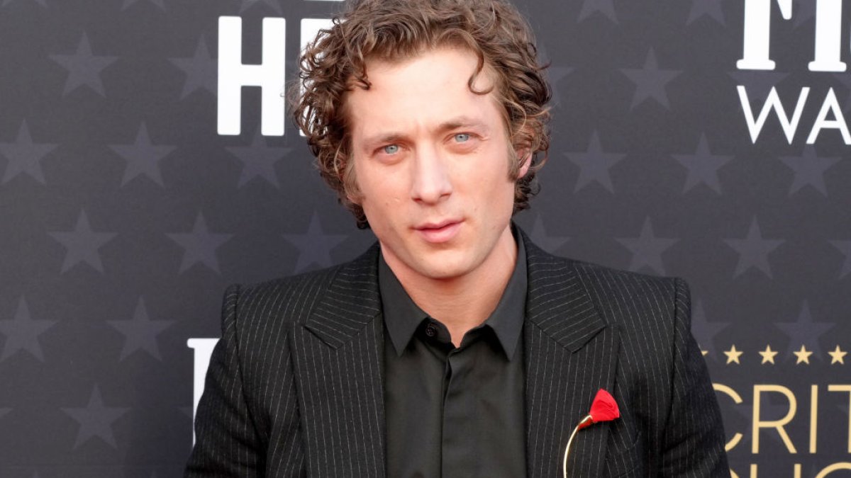 Jeremy Allen White wears ‘Rosalia’s Rose’ at 2024 Critics Choice Awards ...