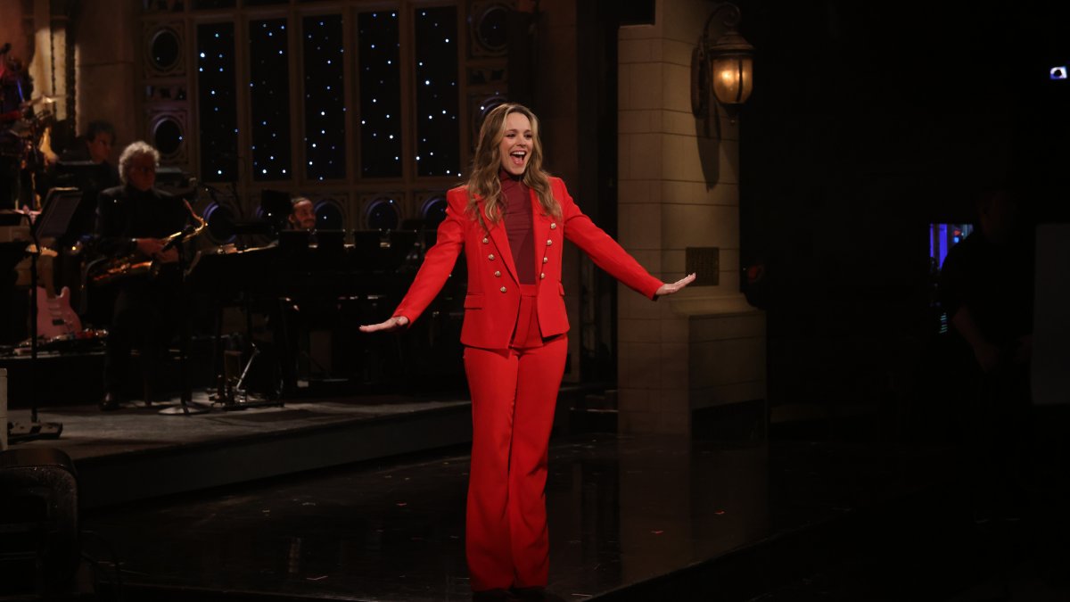 Rachel McAdams introduces Reneé Rapp and asks Jacob Elordi for acting ...