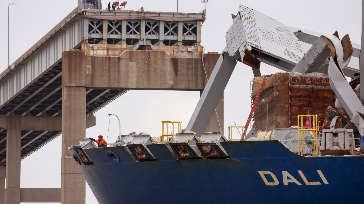 Crews remove containers from ship that collapsed Baltimore bridge ...