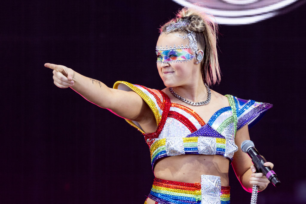 JoJo Siwa curses out fans after getting booed at Pride concert in New ...