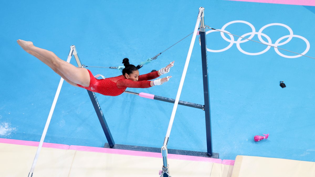 Suni Lee gets second-straight bronze medal in uneven bars – NBC4 Washington