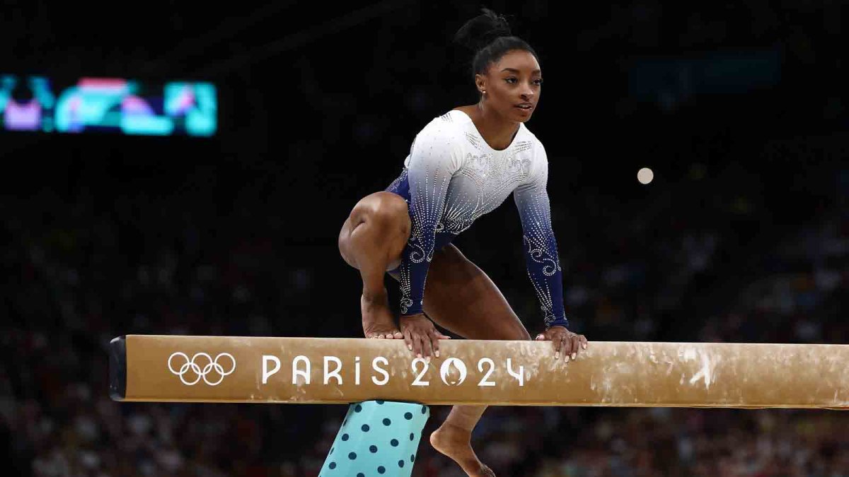 Simone Biles falls off beam during final routine at 2024 Olympics ...