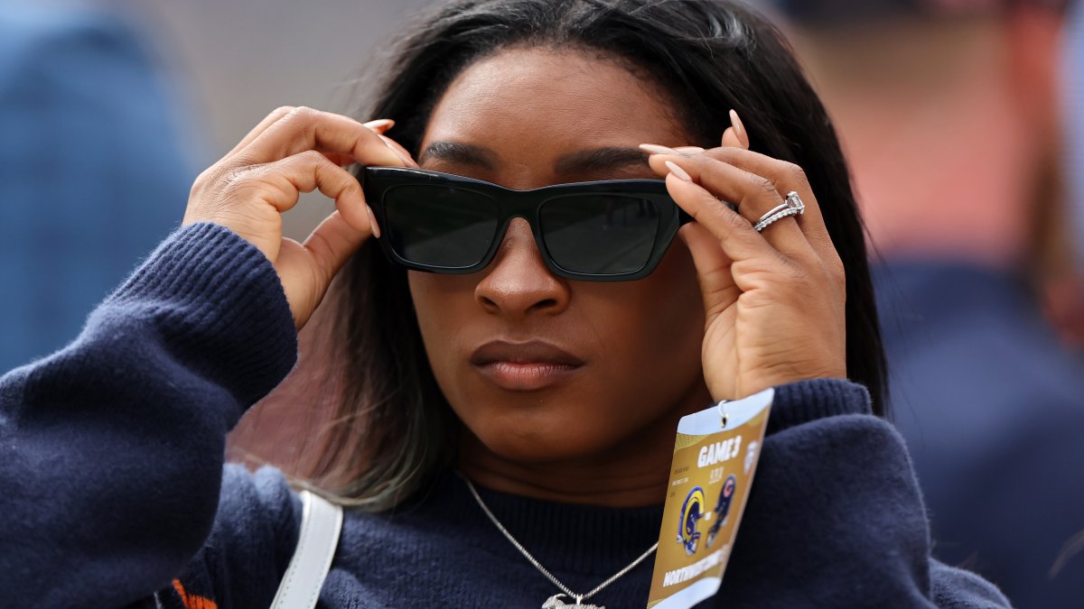 Photo Simone Biles Breaks Out Epic Outfit For Bears Vs Seahawks