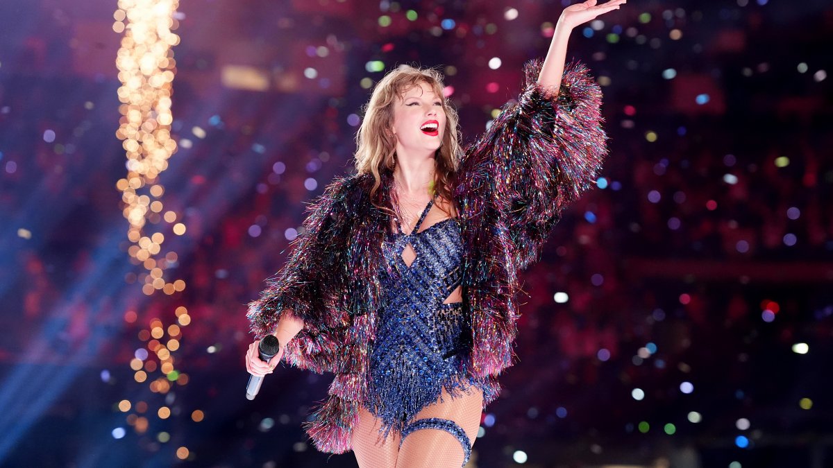 Taylor Swift shakes off stage malfunction during ‘Eras Tour’ – NBC4 ...