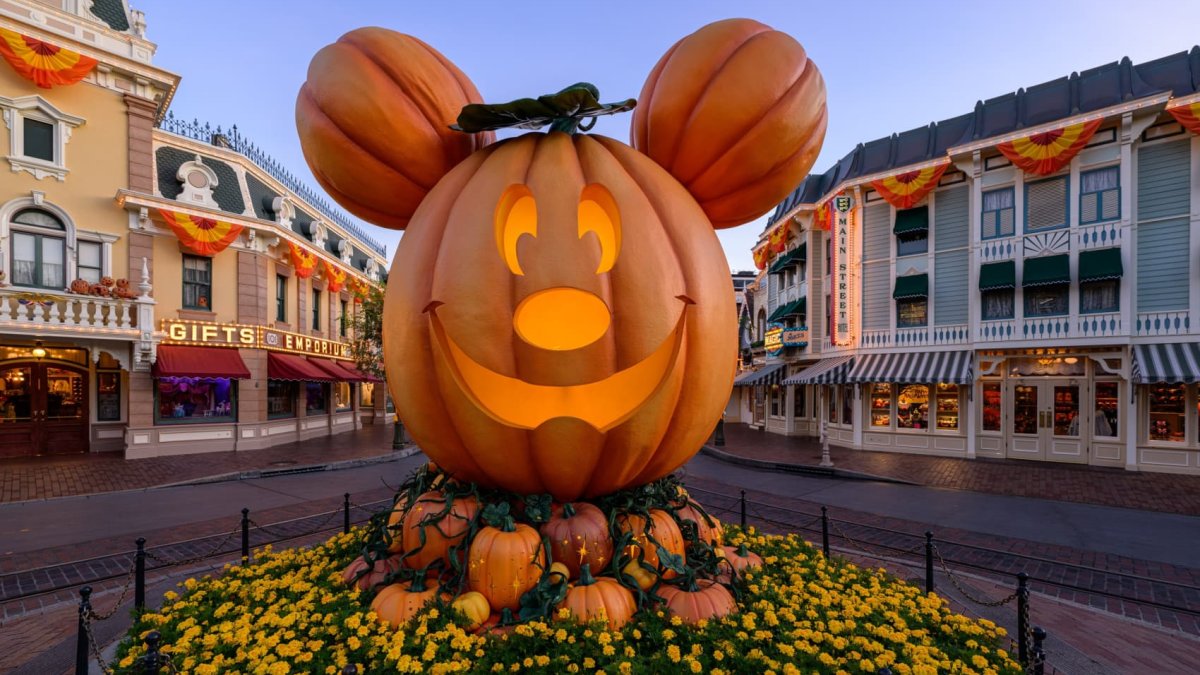 Halloween to holidays: How Disney turns over its parks between its two ...