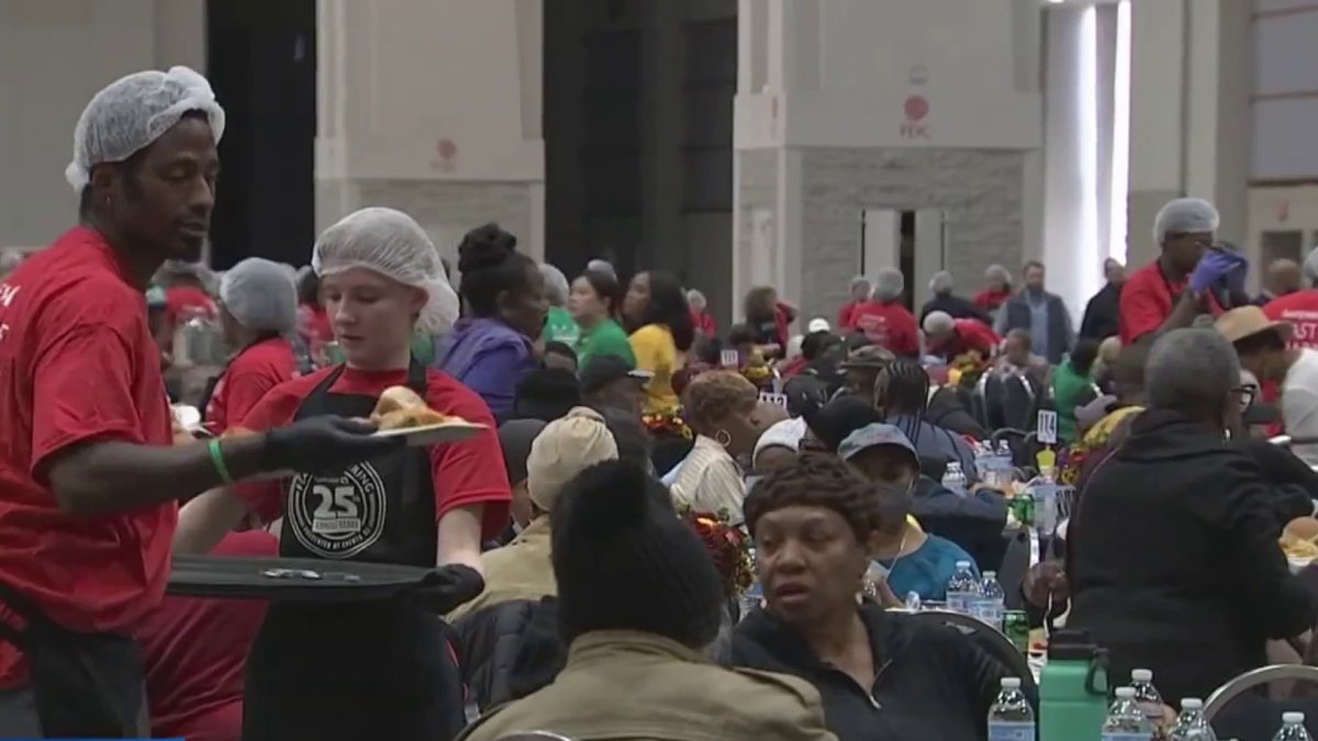 Safeway serves families Thanksgiving meals at Feast of Sharing – NBC4 ...