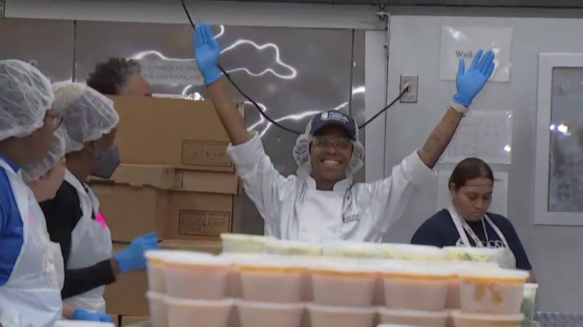 Food & Friends volunteers pack thousands of Thanksgiving meals – NBC4 ...