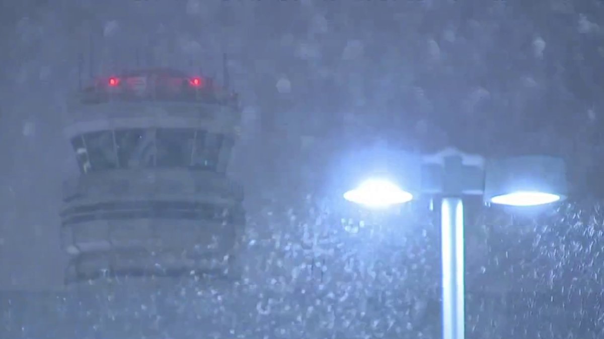 DCA shuts down runways due to snow, expected to reopen Tuesday – NBC4 ...