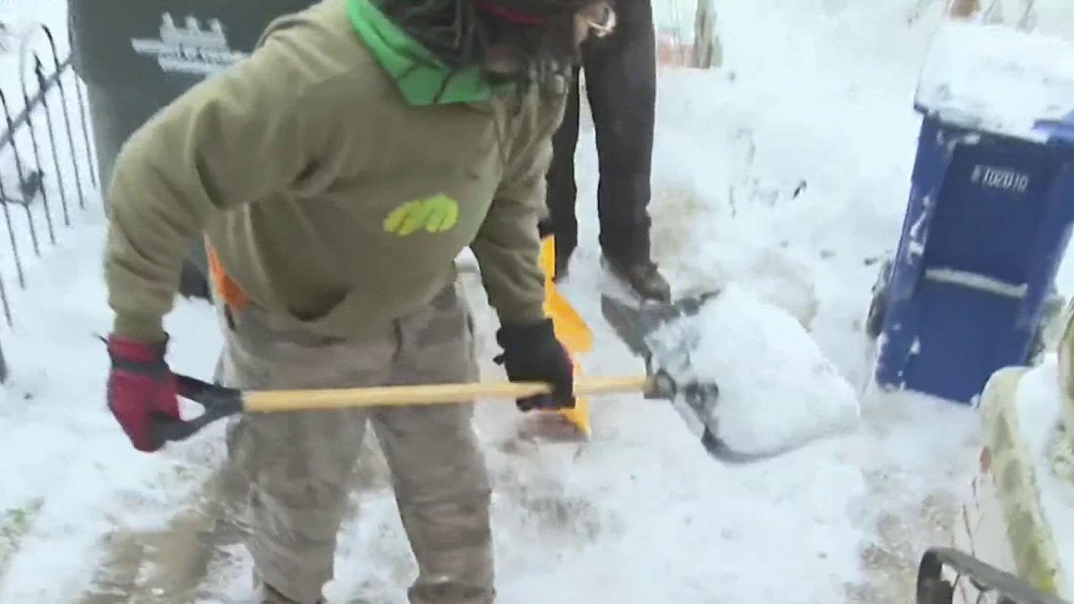 ‘Snow Heroes’ help clear DC sidewalks – NBC4 Washington