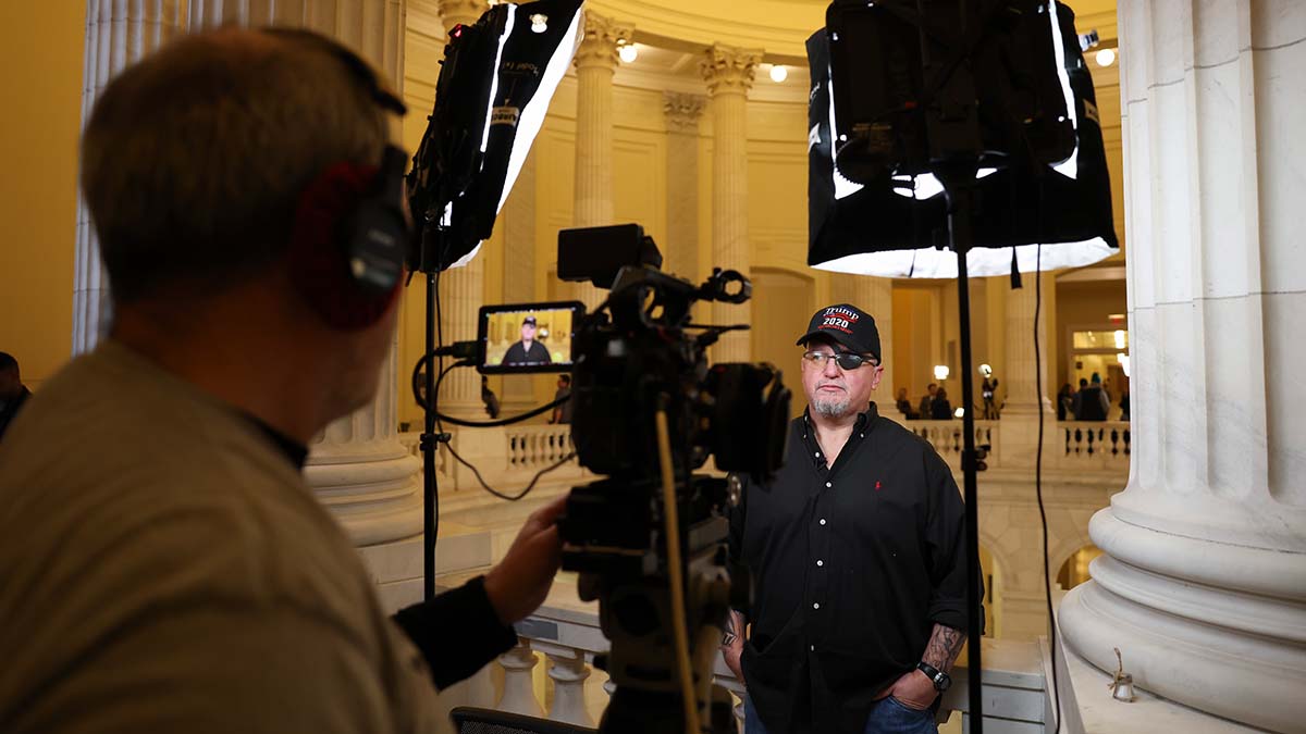 Oath Keepers founder Stewart Rhodes visits Capitol Hill after Trump ...