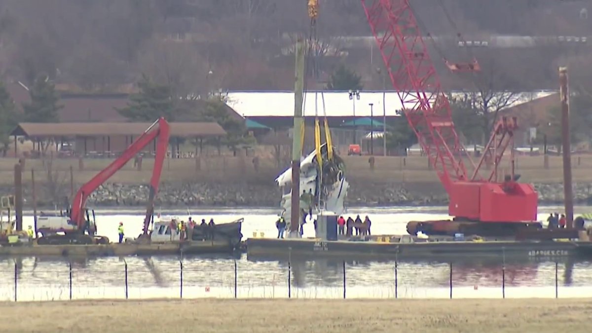 Salvage crews remove plane wreckage from Potomac: The News4 Rundown ...