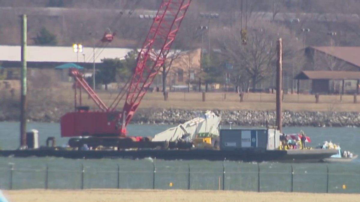 Crews recover more wreckage from Potomac River – NBC4 Washington