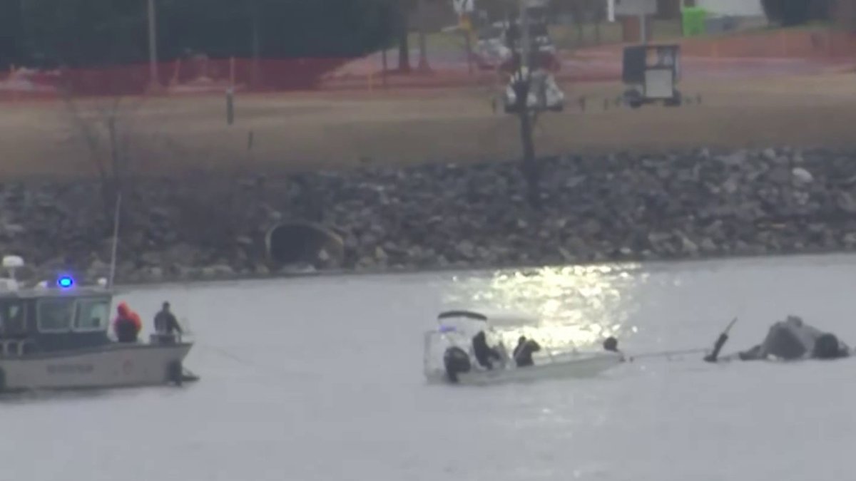 Wreckage of Army helicopter pulled from Potomac River after crash ...