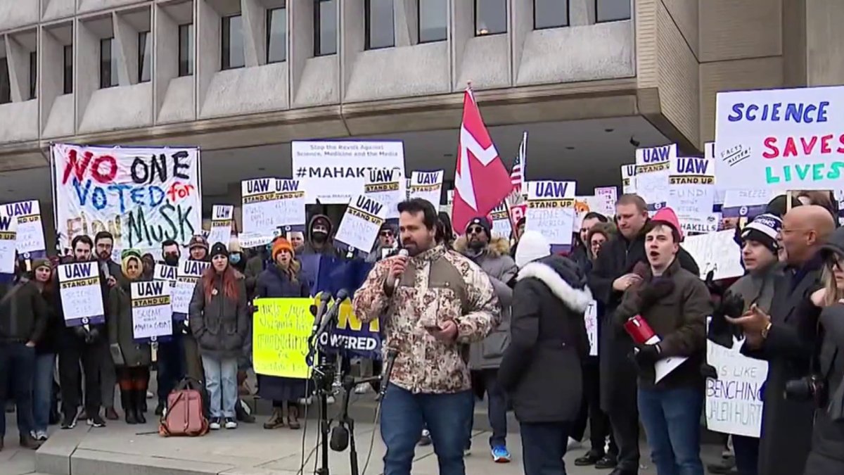 Federal workers rally against mass layoffs outside HHS building – NBC4 ...