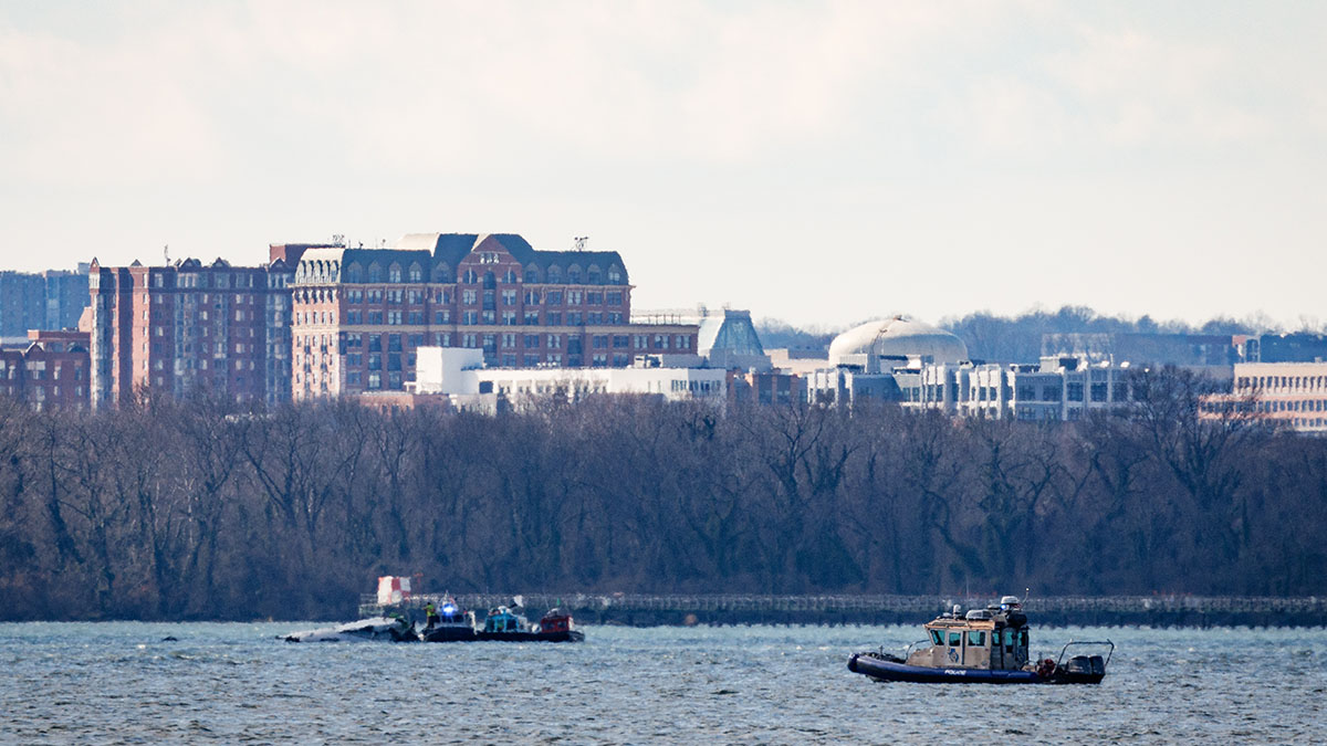 Recovery crews search Potomac after DC plane crash – NBC4 Washington