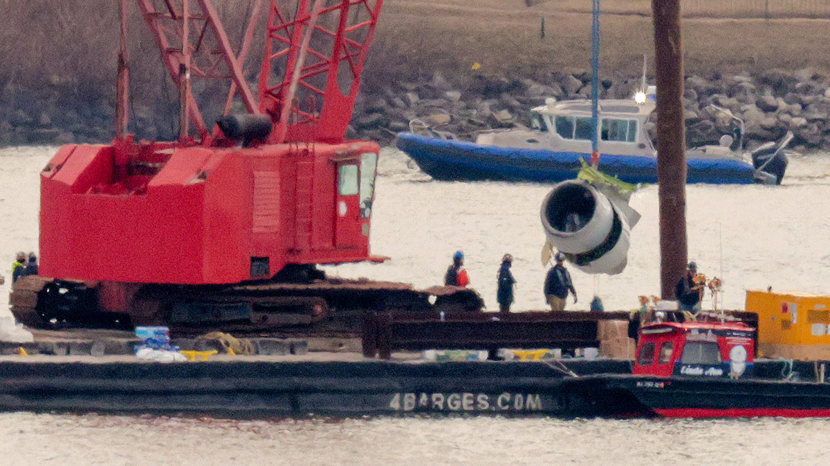 Salvage crews remove large portion of jet from river after deadly DC crash – NBC4 Washington