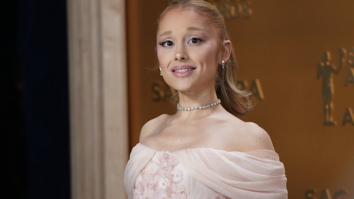SAG Awards 2025: Ariana Grande channels ‘Wicked’ character Glinda in pink dress – NBC4 Washington