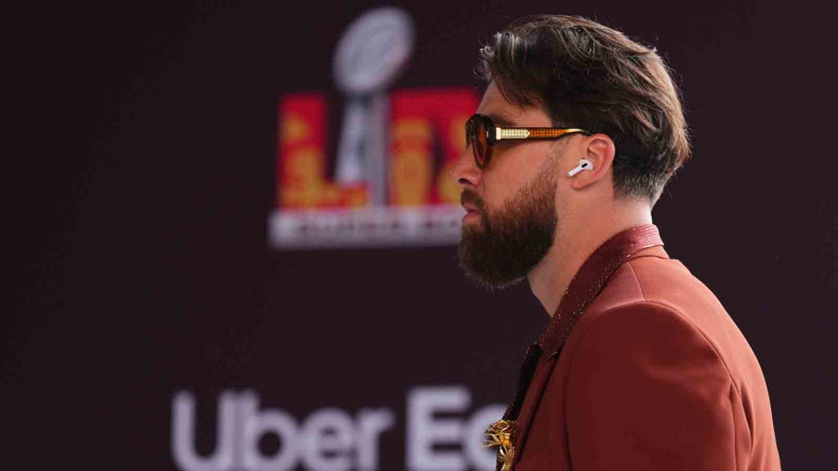 Travis Kelce arrives at Super Bowl in John Travolta style outfit – NBC4 ...