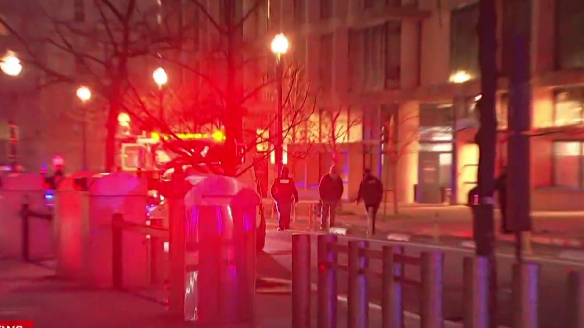 Secret Service shoots armed man in confrontation near White House ...